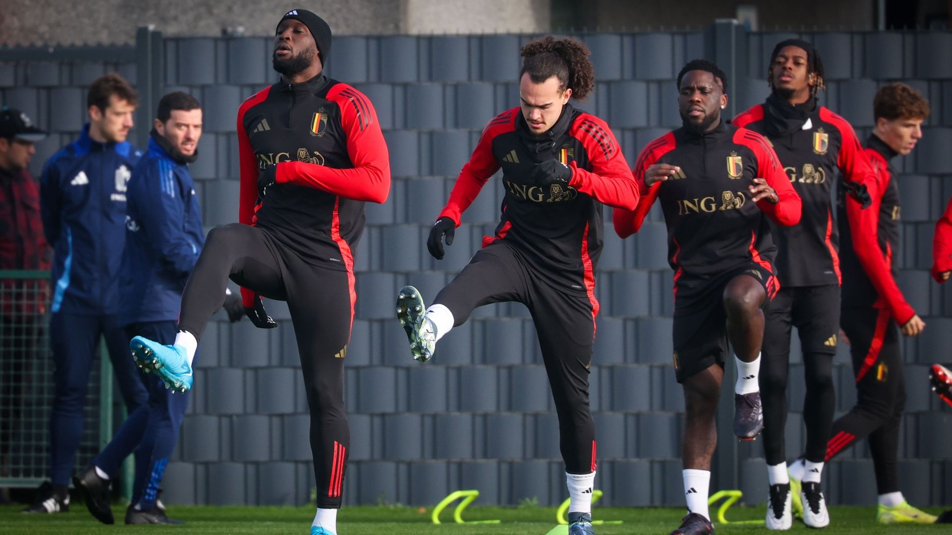 24 Diables Rouges, dont un invité surprise, à l’entrainement à la ...