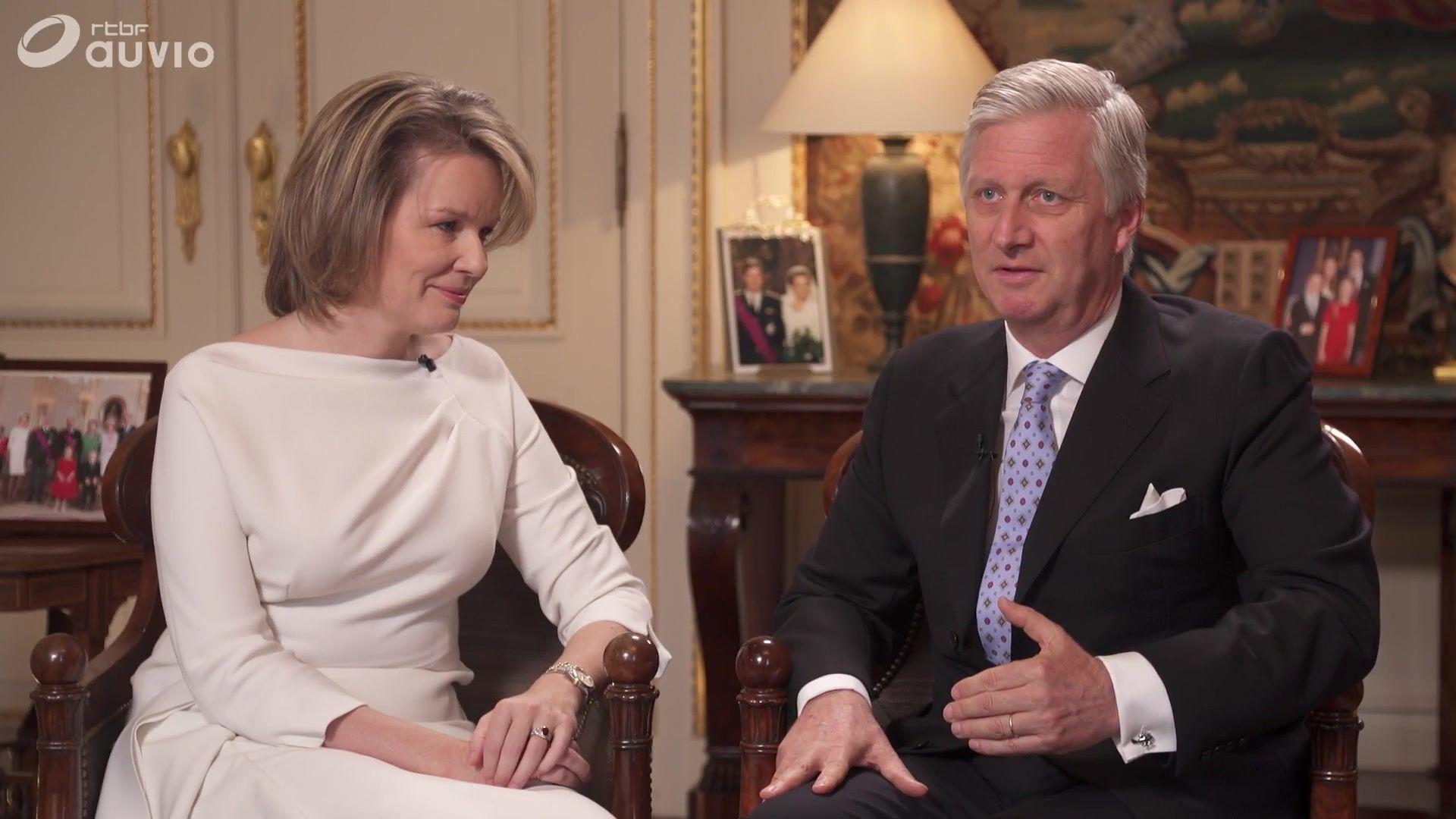 Interview exclusive du roi Philippe et de la reine Mathilde sur la RTBF ...