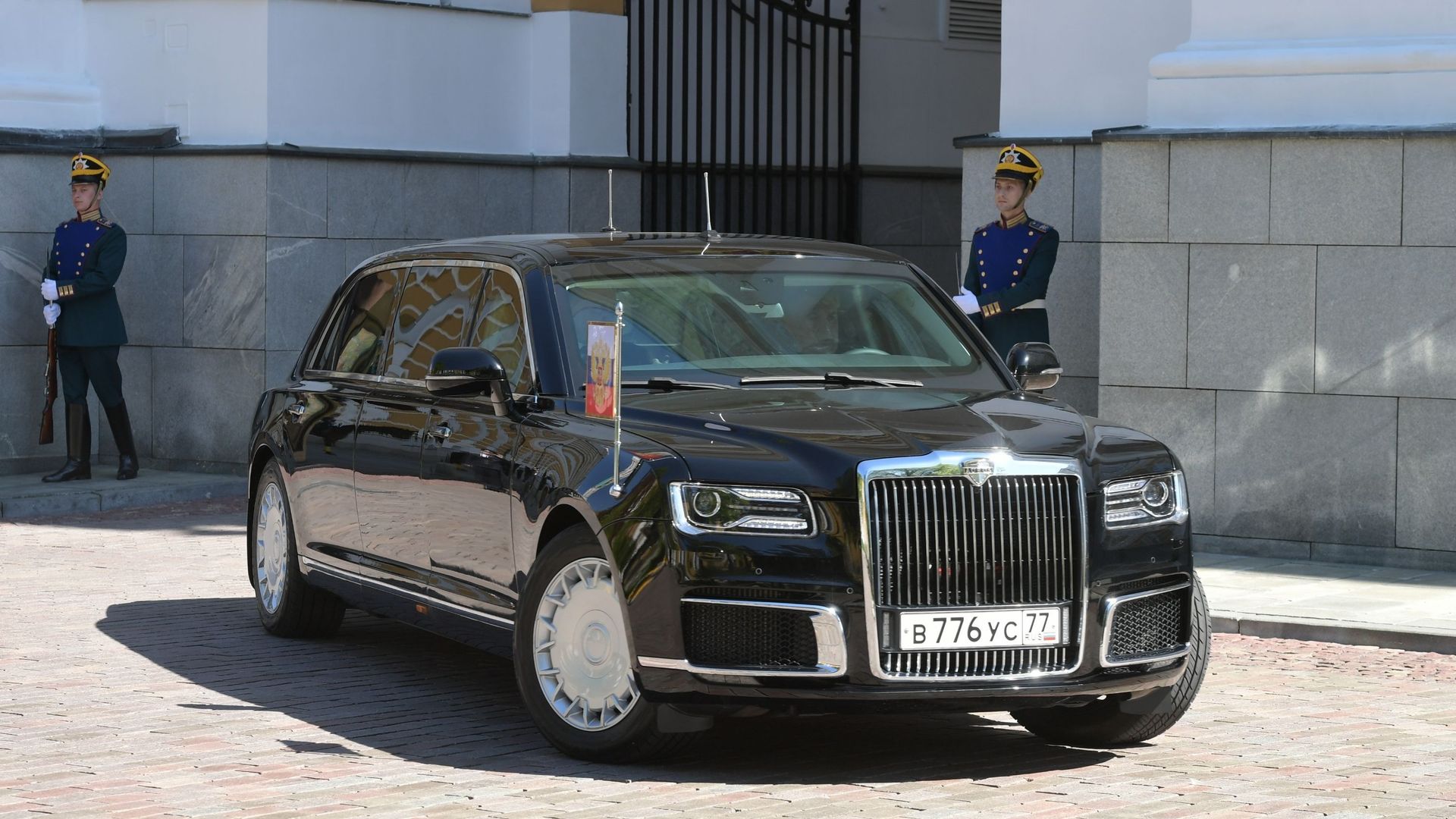 Vladimir Poutine en limousine 'made in Russia' pour son investiture ...