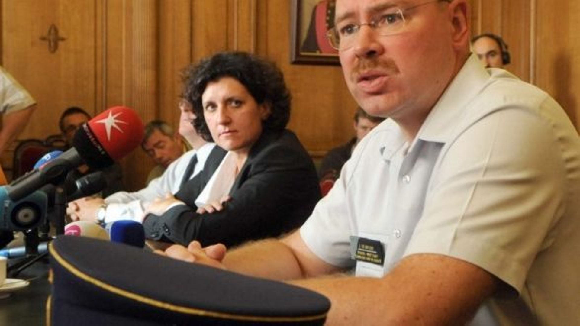 La zone Bxl-Ouest maintient sa confiance en J. De Becker - RTBF Actus