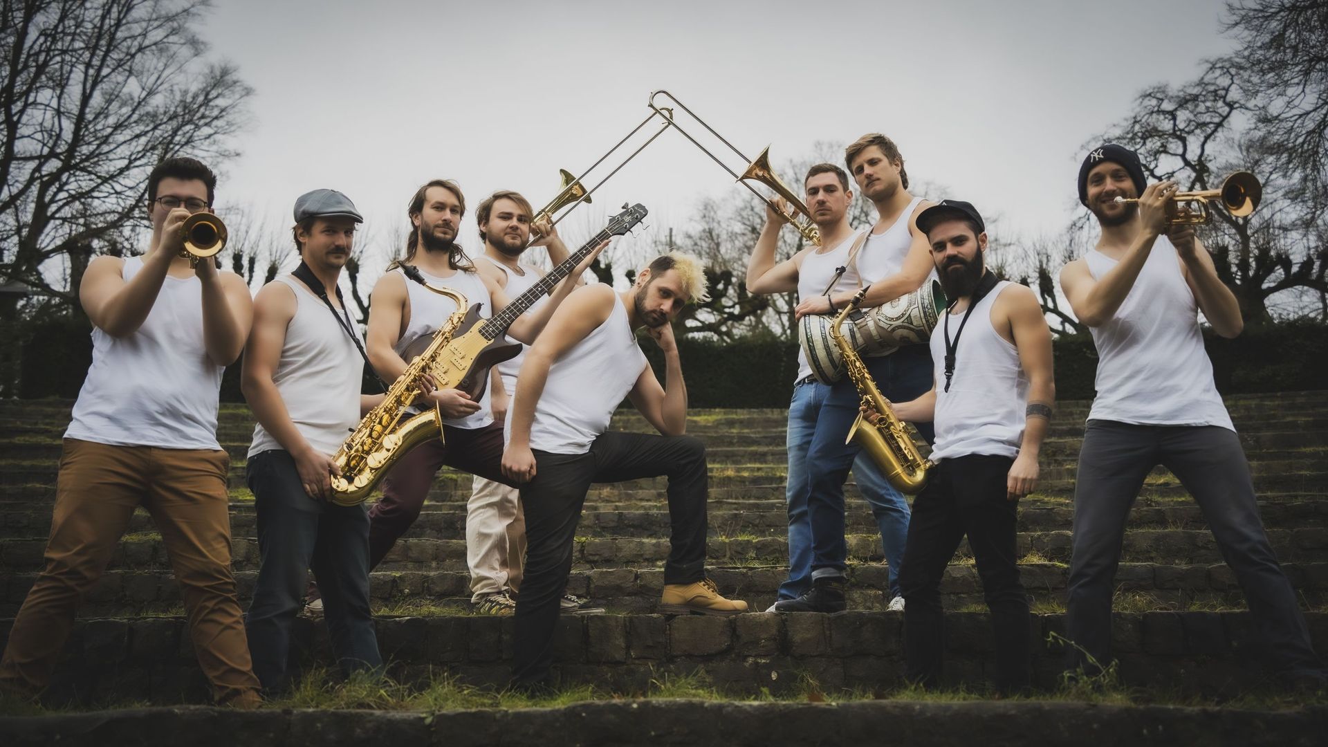 Après 10 ans de shows festifs, le Gustave Brass Band sort son premier ...