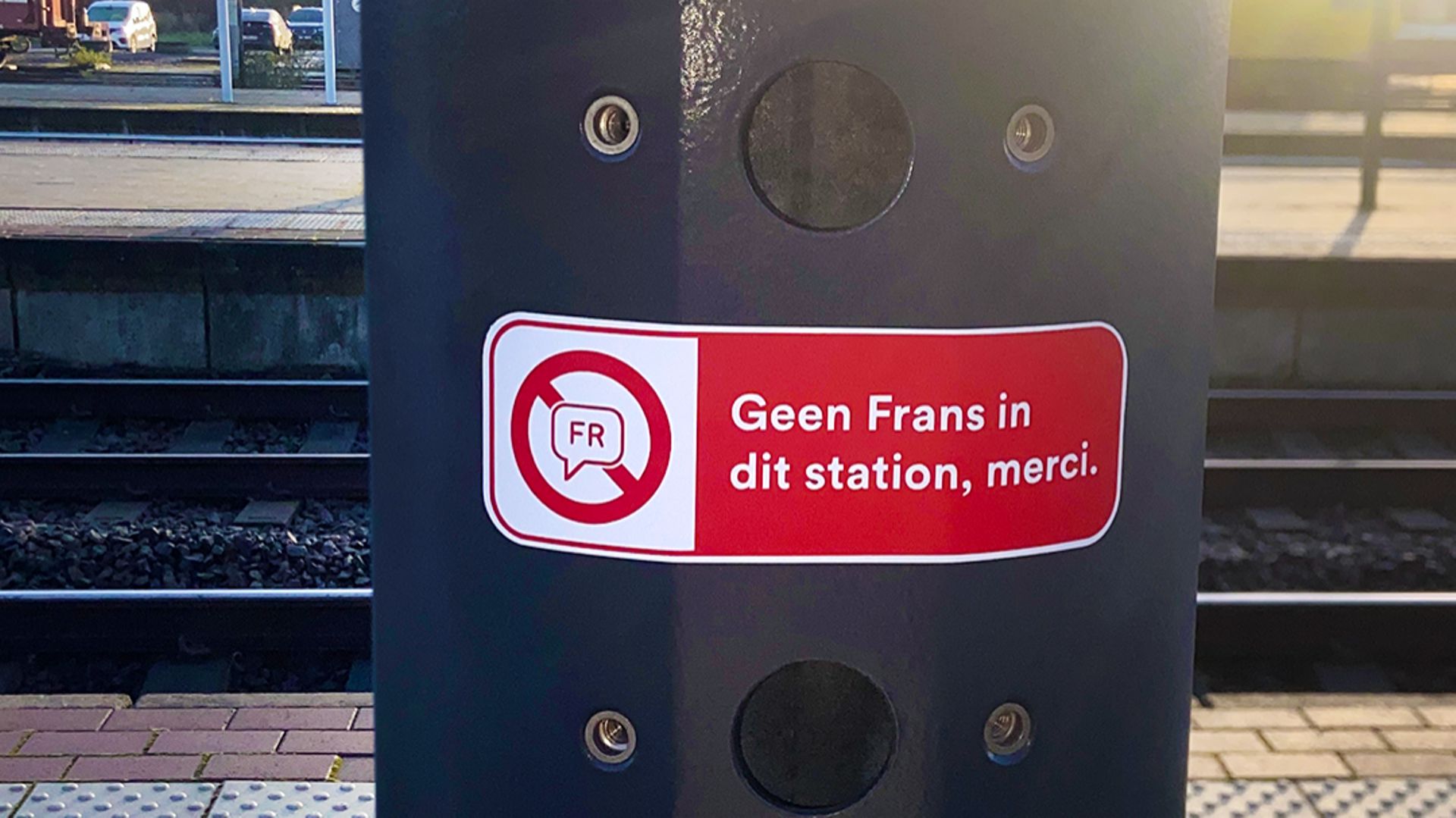 Faux mais hilarants : ces autocollants 'SNCB' qui font le buzz en ...