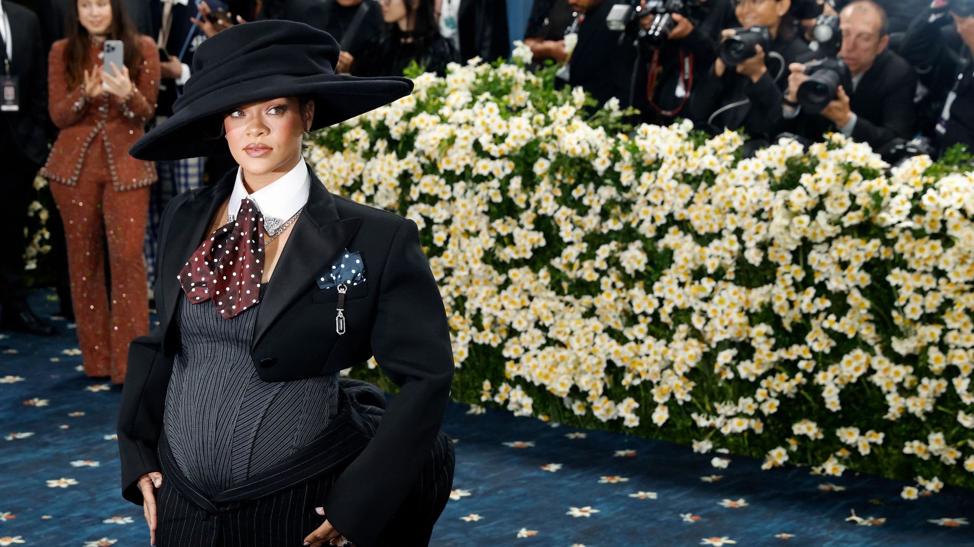 Rihanna se fait remarquer au Met Gala en dévoilant sa troisième grossesse - RTBF Actus