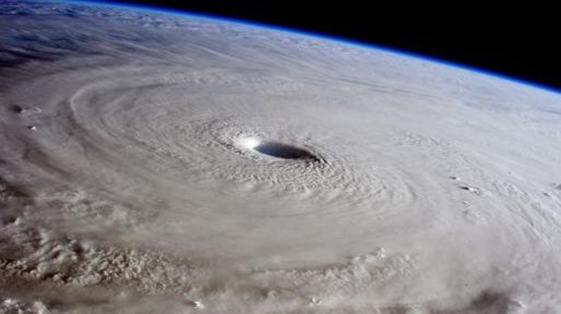 Philippines: 24 000 évacuations à l'approche du typhon Maysak - RTBF Actus