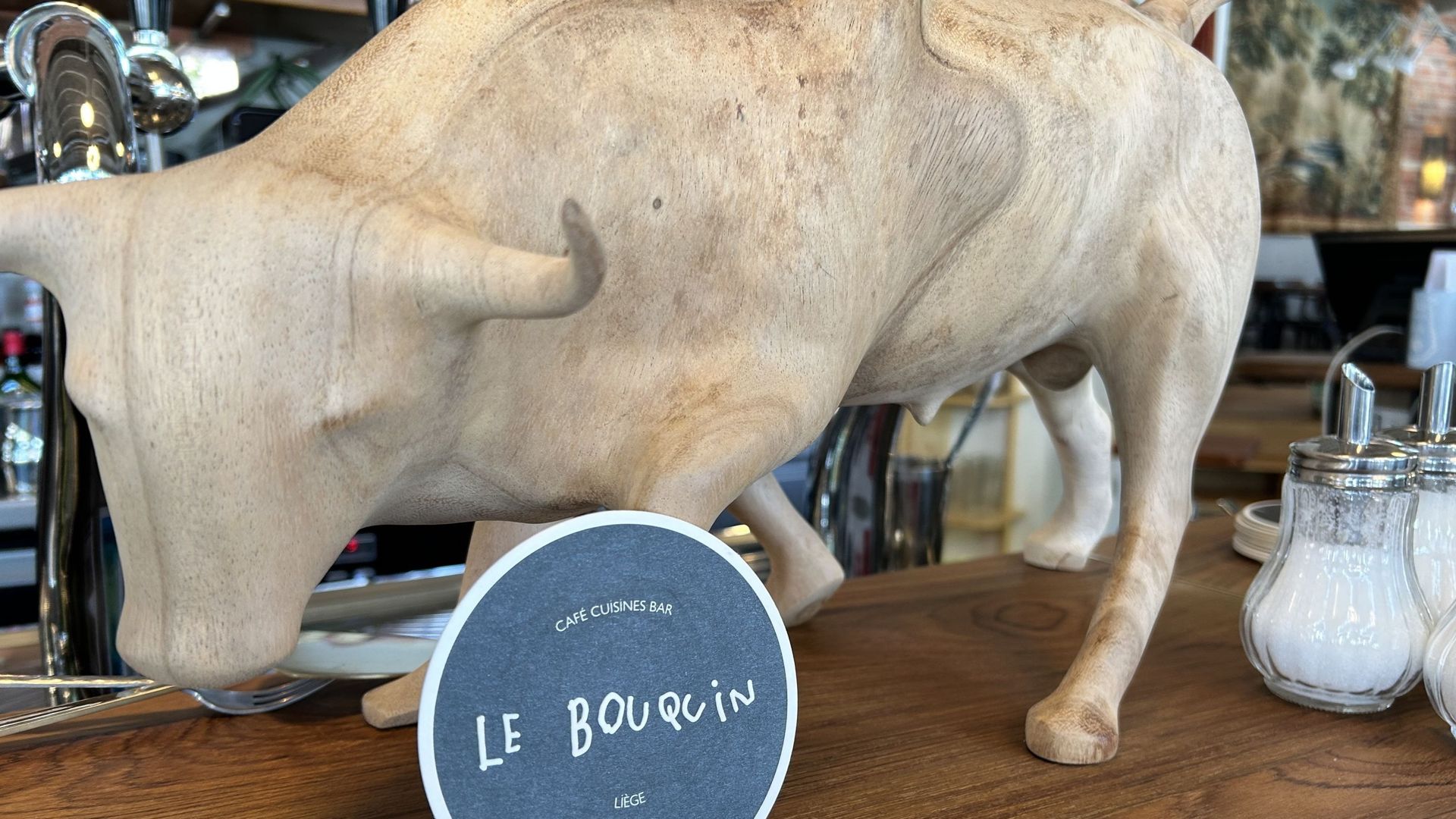 A Liège, le très populaire café Le Bouquin est à nouveau ouvert - RTBF ...