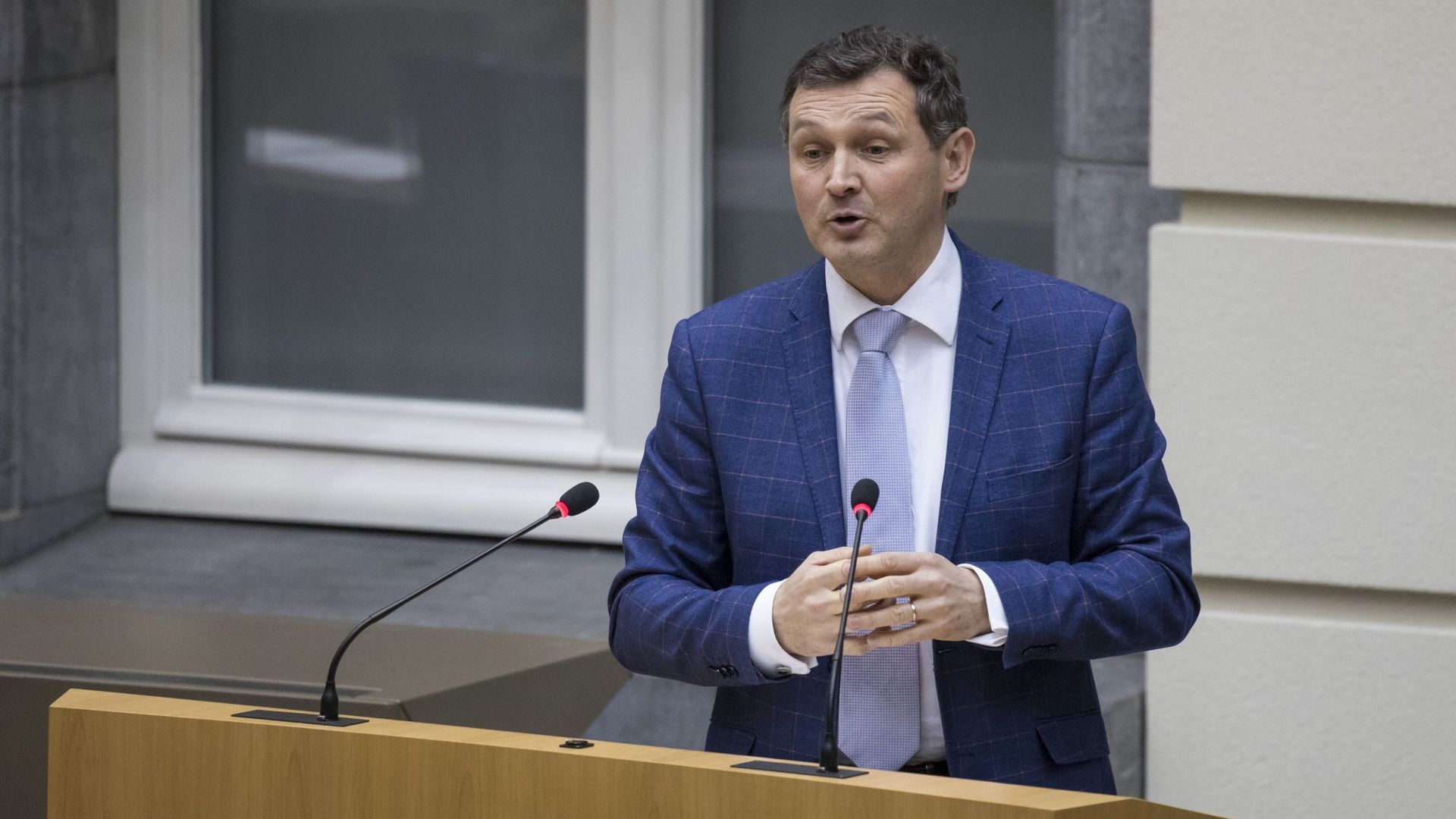 Karl Vanlouwe (N-VA), le premier vice-président du Sénat, circule avec ... Karl Vanlouwe (N-VA), le premier vice-président du Sénat, circule avec ...