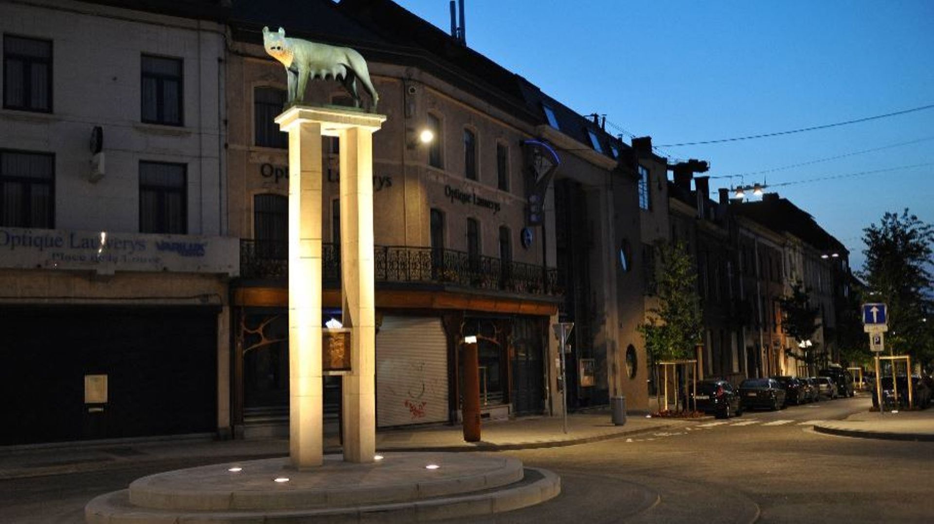 La Louvière: le monument de la Louve a été remis en place - RTBF Actus