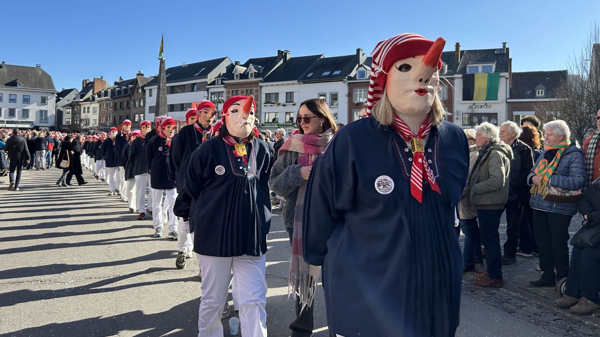 Immersion au Carnaval de Binche : comment se passe le 'bourrage' des ...