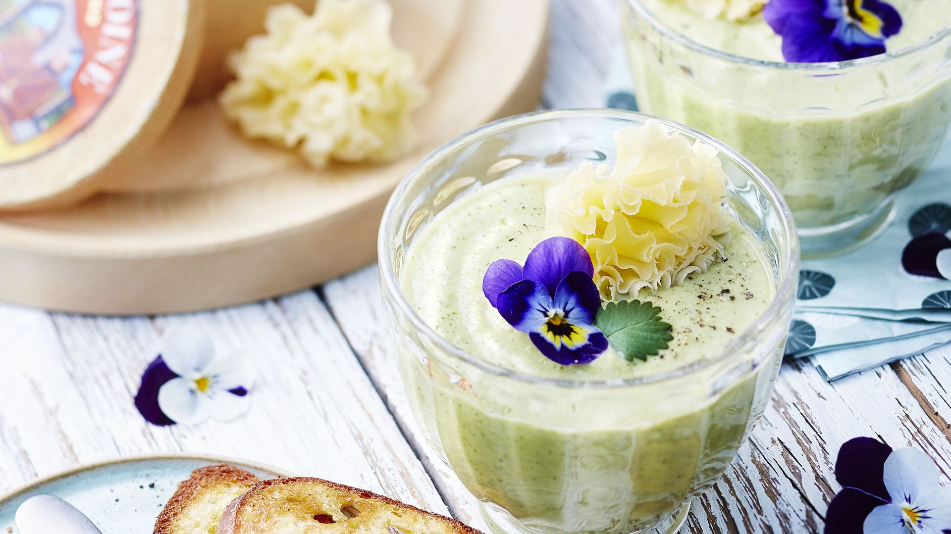 Recette : Gaspacho vert au concombre, courgette, basilic, Tête de Moine ...
