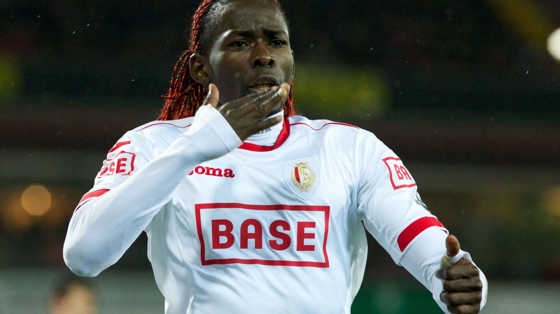 Le compte Twitter de Kanu, annonçant son départ, aurait été piraté ...