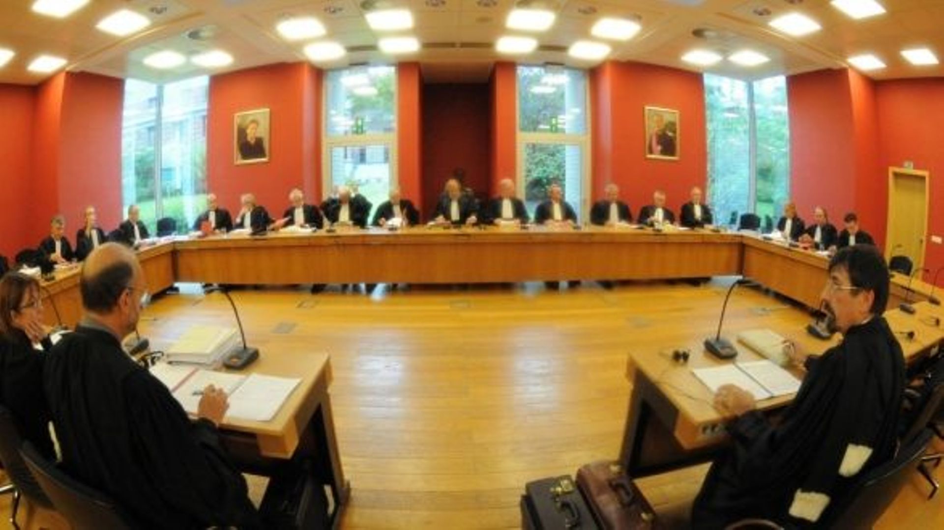 La procédure de régularisation annulée par le Conseil d'Etat ? - RTBF Actus