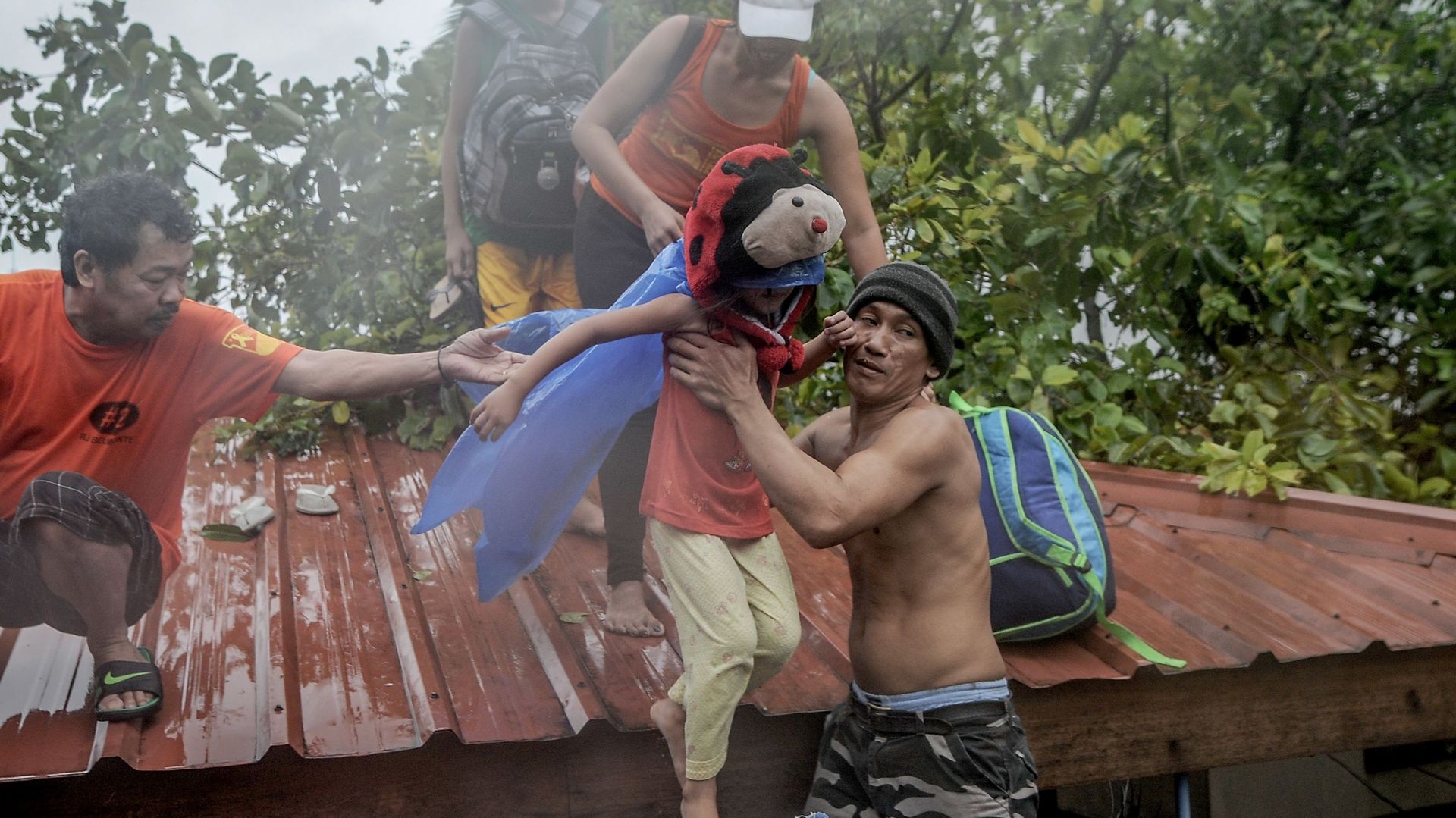 Au moins deux morts aux Philippines : le 'super-typhon' Fung-wong ...