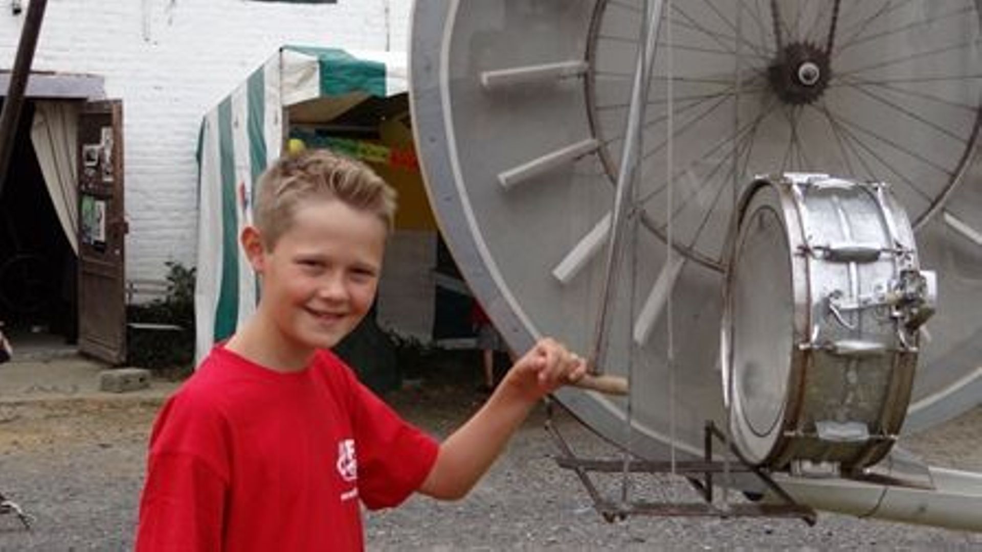 OUFterview de Mousta Largo au KIDZIK Festival ! - RTBF Actus