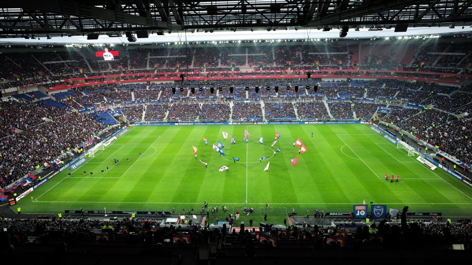 L'OL réussit ses débuts dans son nouveau stade - RTBF Actus