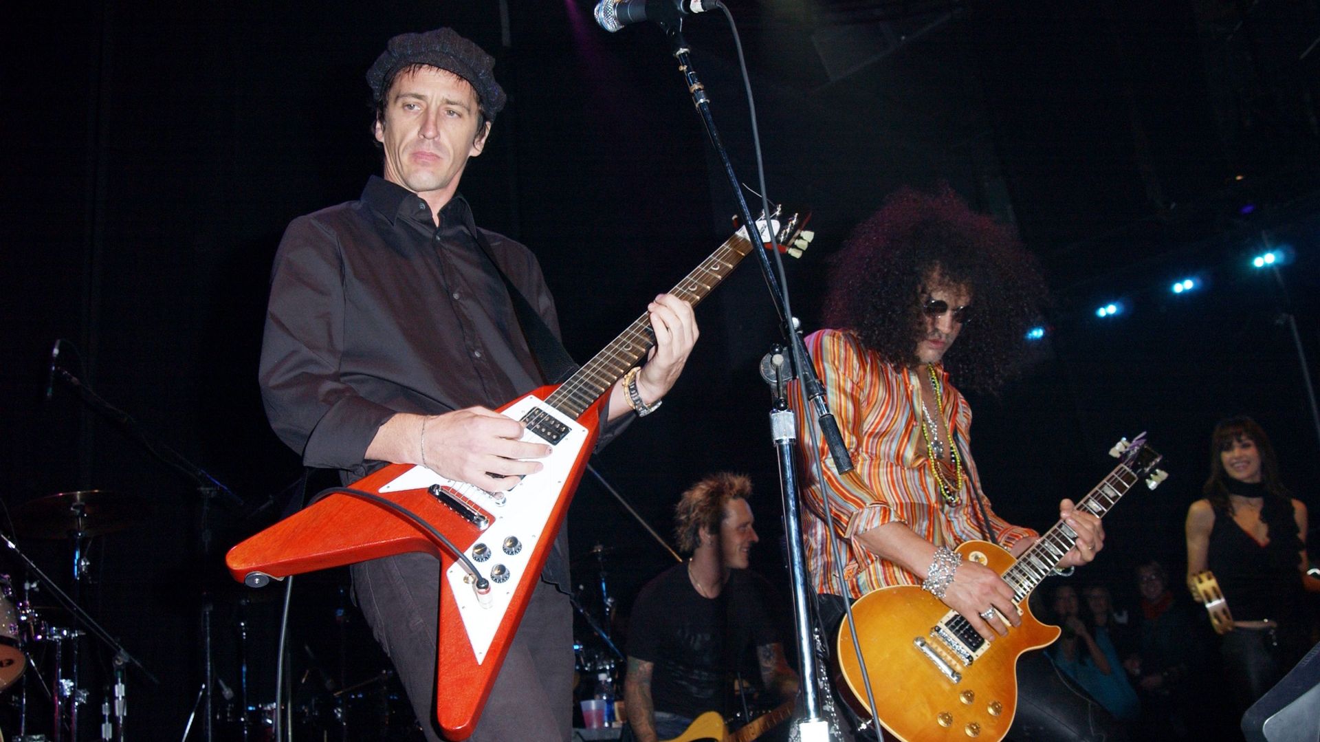 Quand Slash surprend sa mère et David Bowie… dans une position délicate - RTBF Actus