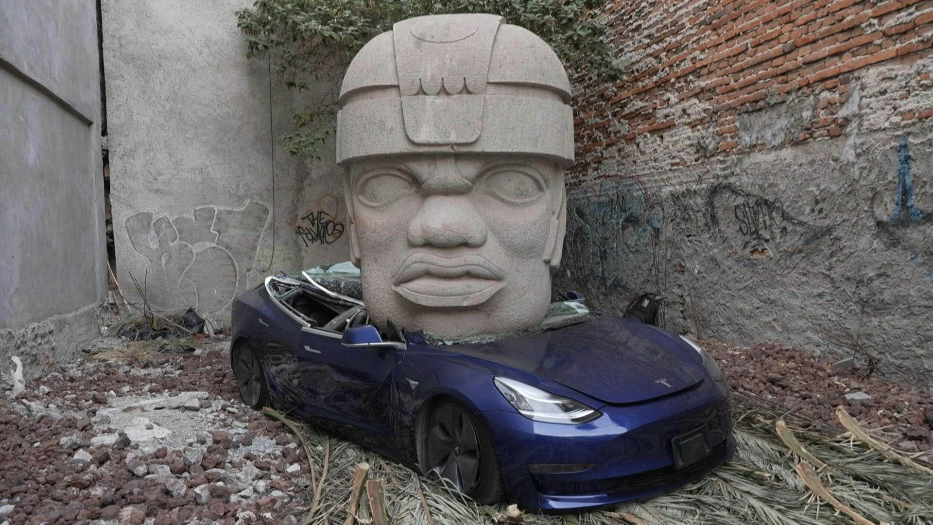 Un artiste mexicain écrase une Tesla sous une sculpture géante - RTBF Actus