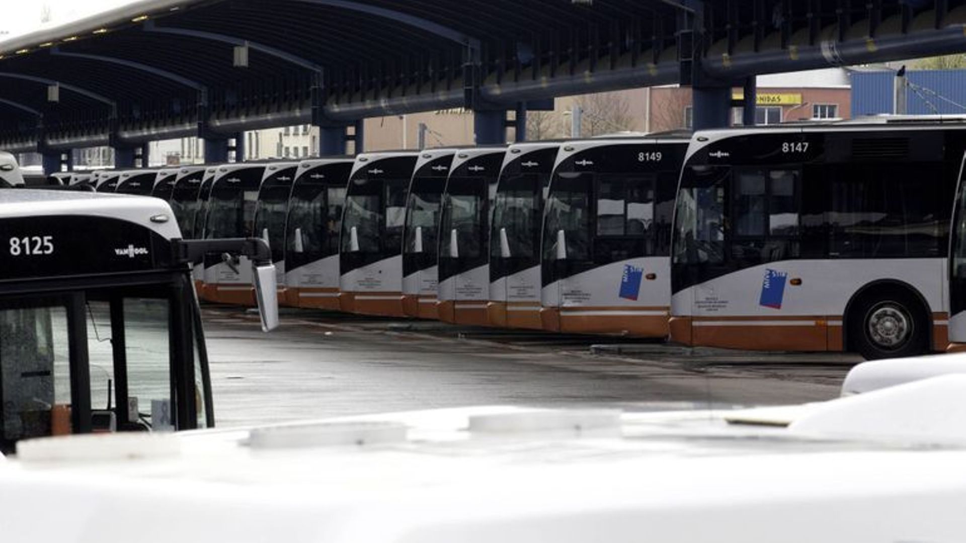 Le dépôt Delta de la Stib touché par un incendie - RTBF Actus