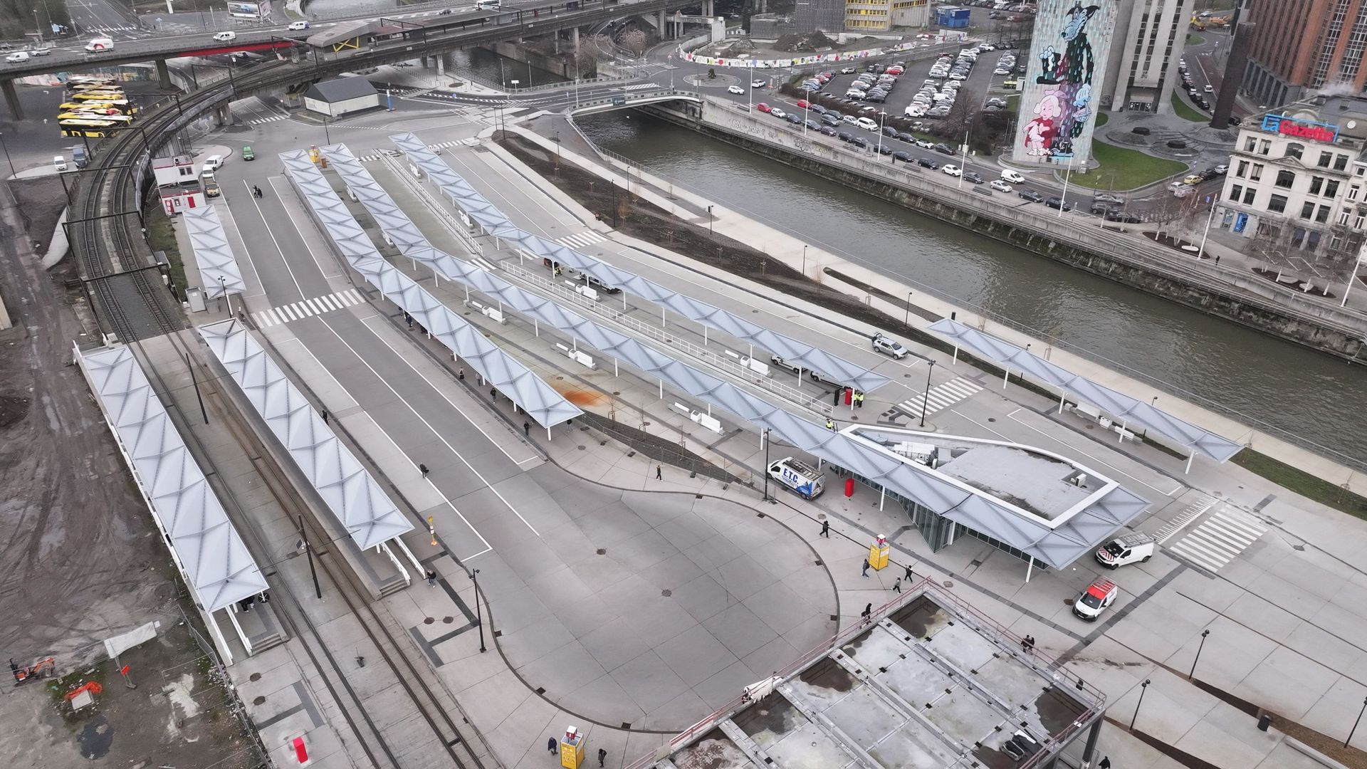 Des bus, des trams et des trains rassemblés au même endroit : la nouvelle esplanade de la gare ...