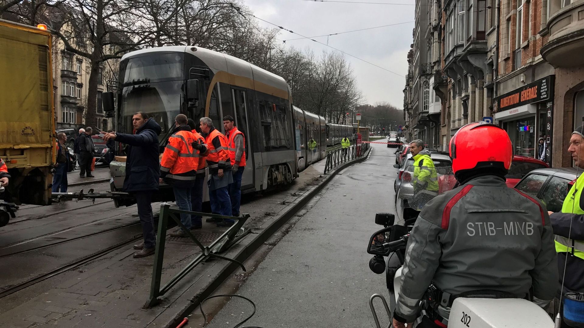 Un tram a déraillé à Schaerbeek, la circulation est rétablie - RTBF Actus
