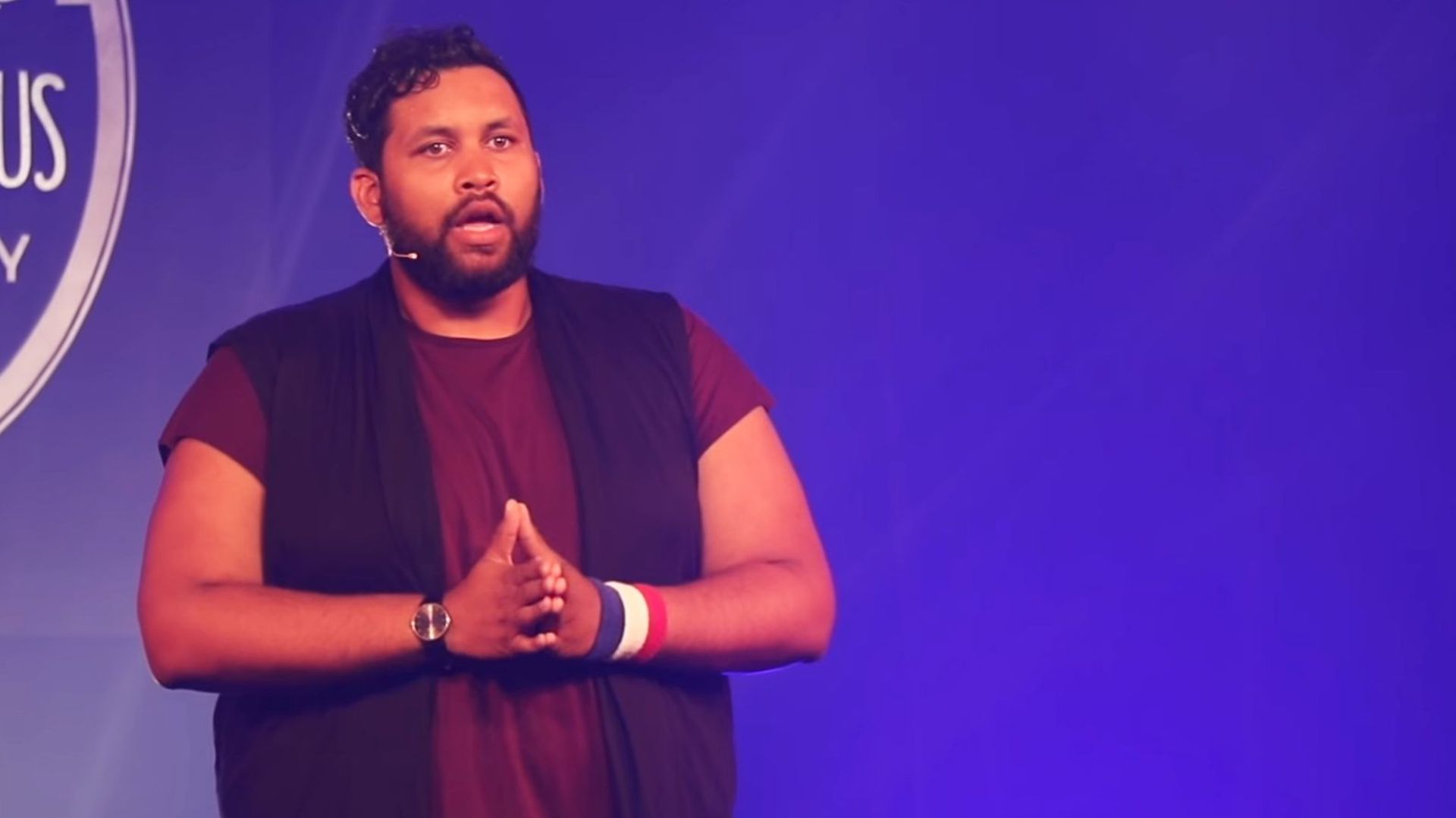 L'humoriste Kevin Razy tente sur scène un sketch sur le terrorisme et ...