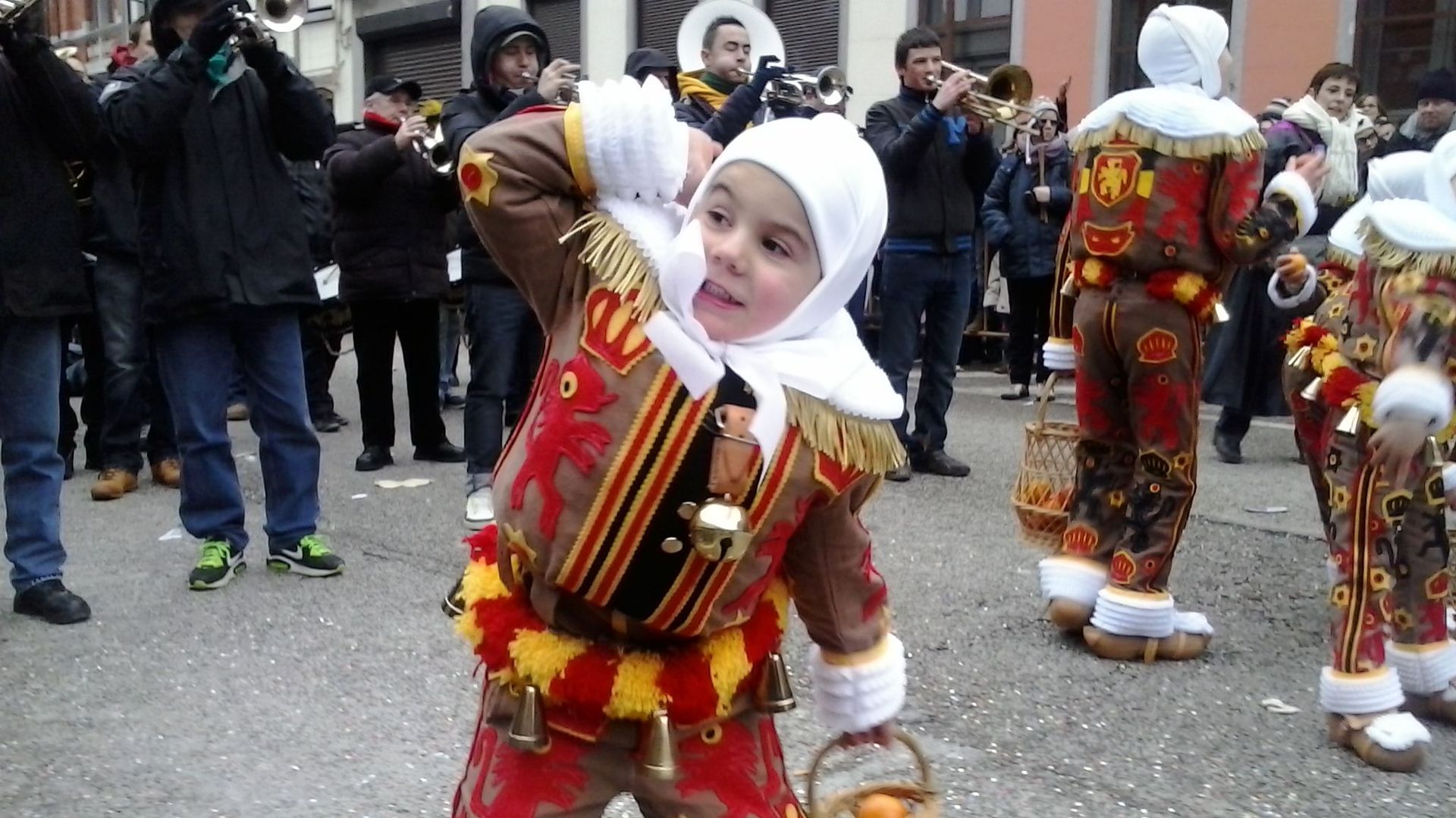100 000 personnes ont vu défiler les gilles au carnaval de Binche ...