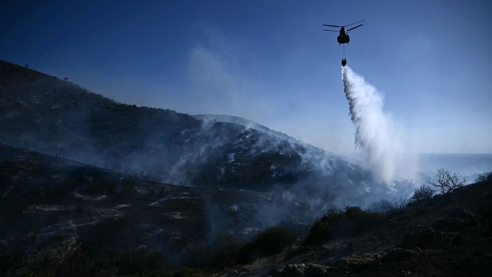 Grèce : près de 5000 personnes évacuées en raison d’un incendie en ...