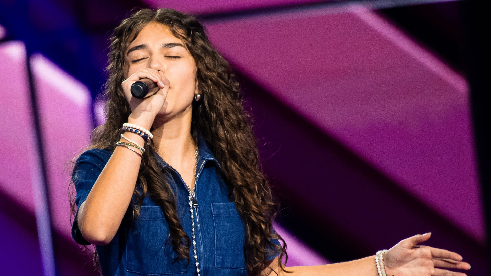 Elle chante Barbara Pravi… et fait craquer 3 coachs - RTBF Actus