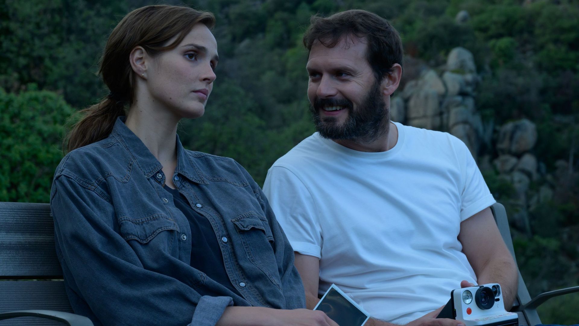 Hugo Becker et Camille Lou sont bouleversants dans le téléfilm 'Tout le bleu du ciel' - RTBF Actus