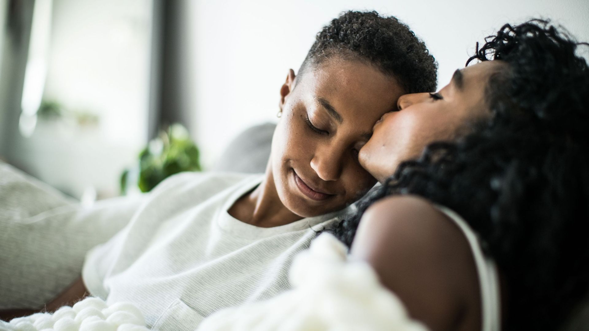 L’importance de s’embrasser dans un couple : les conseils d’Alexandra ...