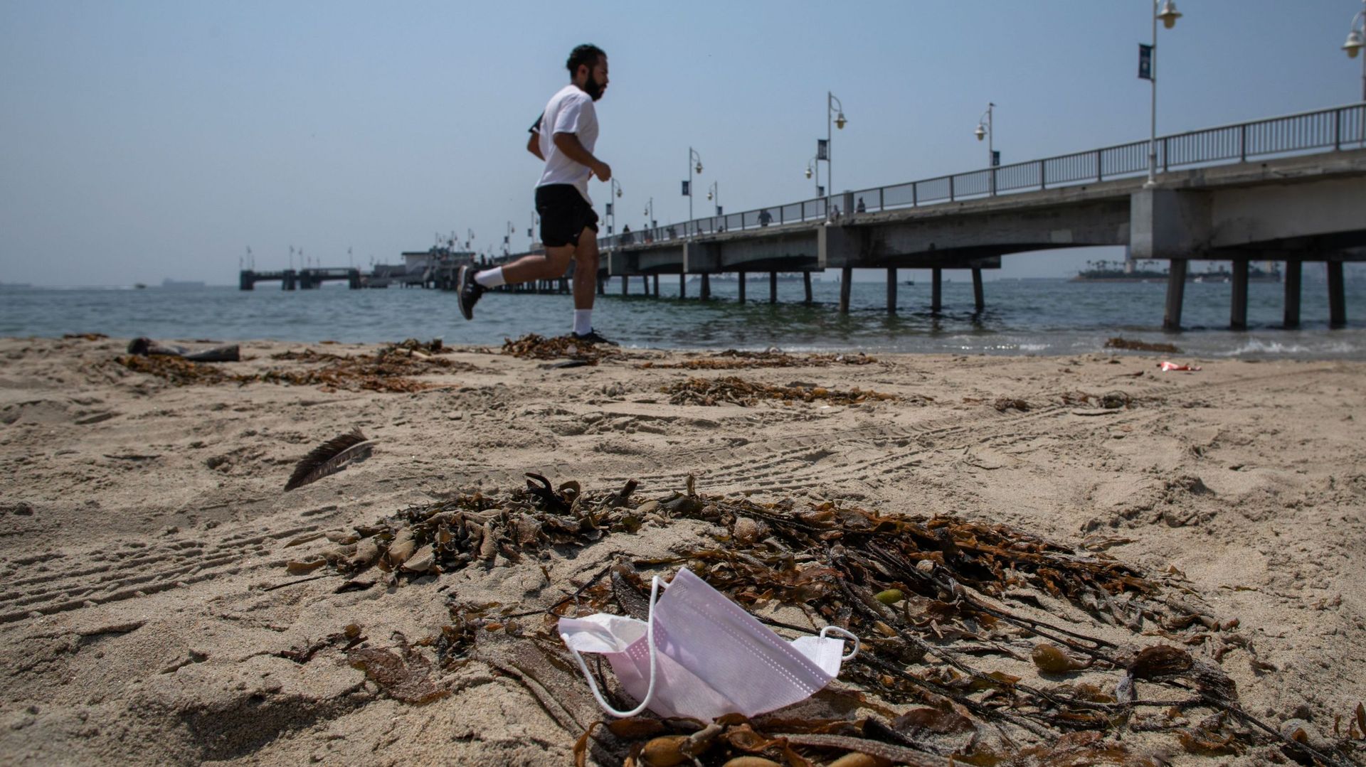 Un air moins pollué mais plus de plastique : le Covid-19 est à la fois ...