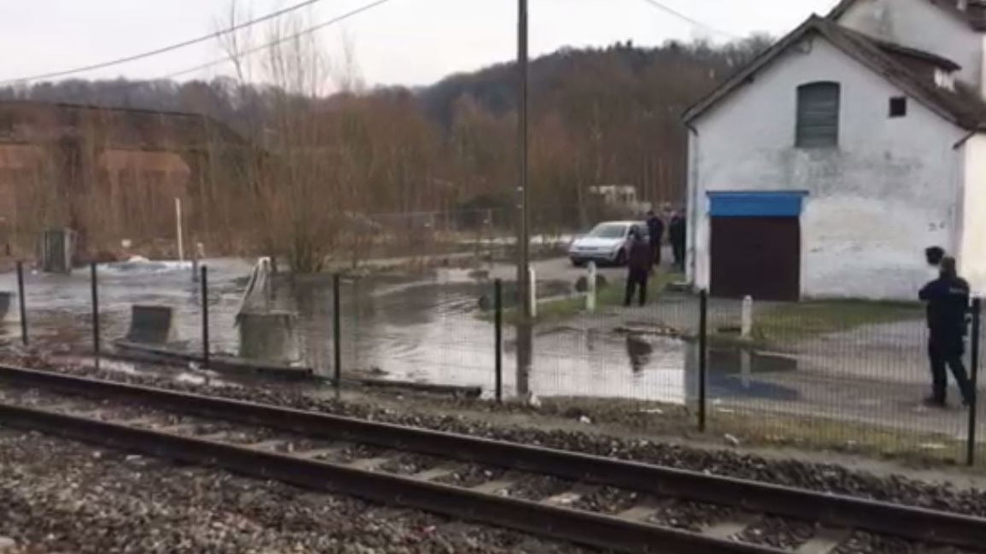 Ottignies: la fuite de la grosse canalisation d'eau est sous contrôle ...
