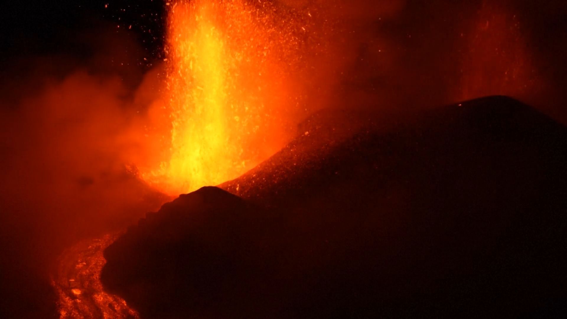 L'Etna en éruption : un immense panache de cendres et de gaz - RTBF Actus