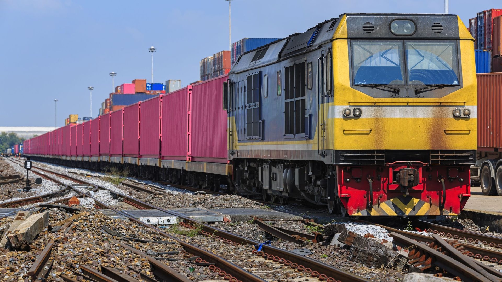 Camion ou train : quel est le transport de marchandises le plus ...