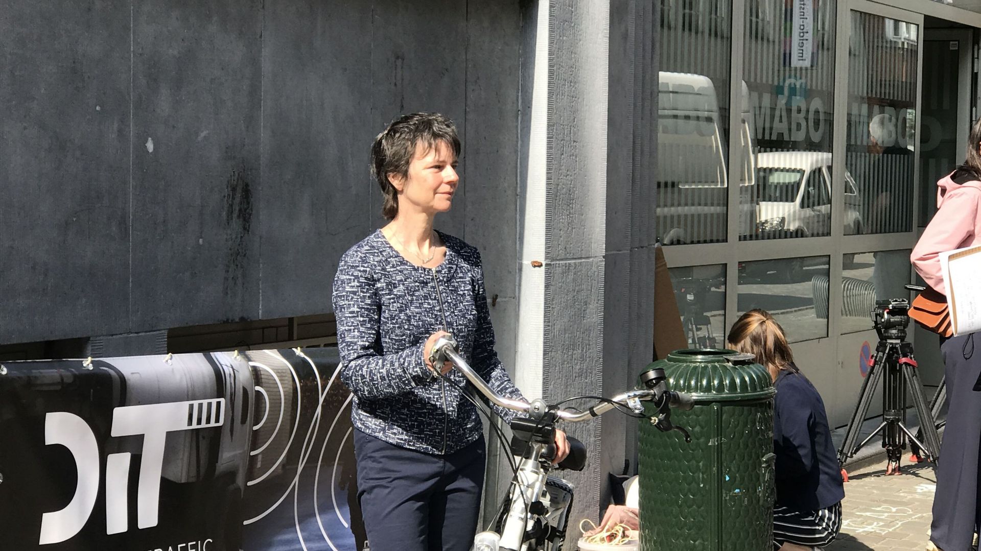 Deux boitiers pour sauver la vie de cyclistes face aux camions - RTBF Actus