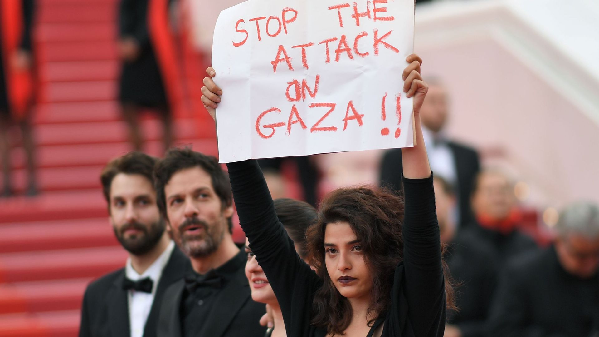 L'actrice franco-libanaise Manal Issa soutient Gaza sur le tapis rouge ...