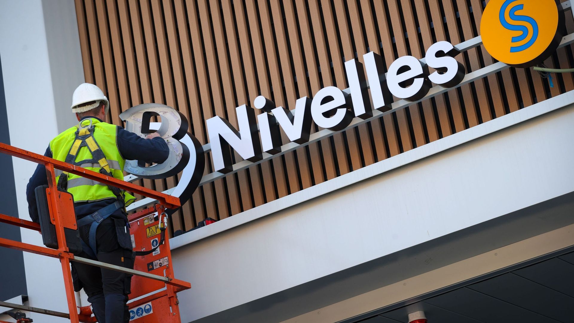 Uccle : La nouvelle structure du pont Carsoel a été posée ce week-end ...