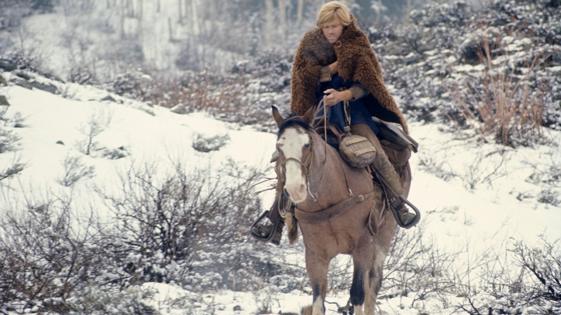 Dustin Hoffman à cheval entre les Cowboys et les Indiens dans un ...