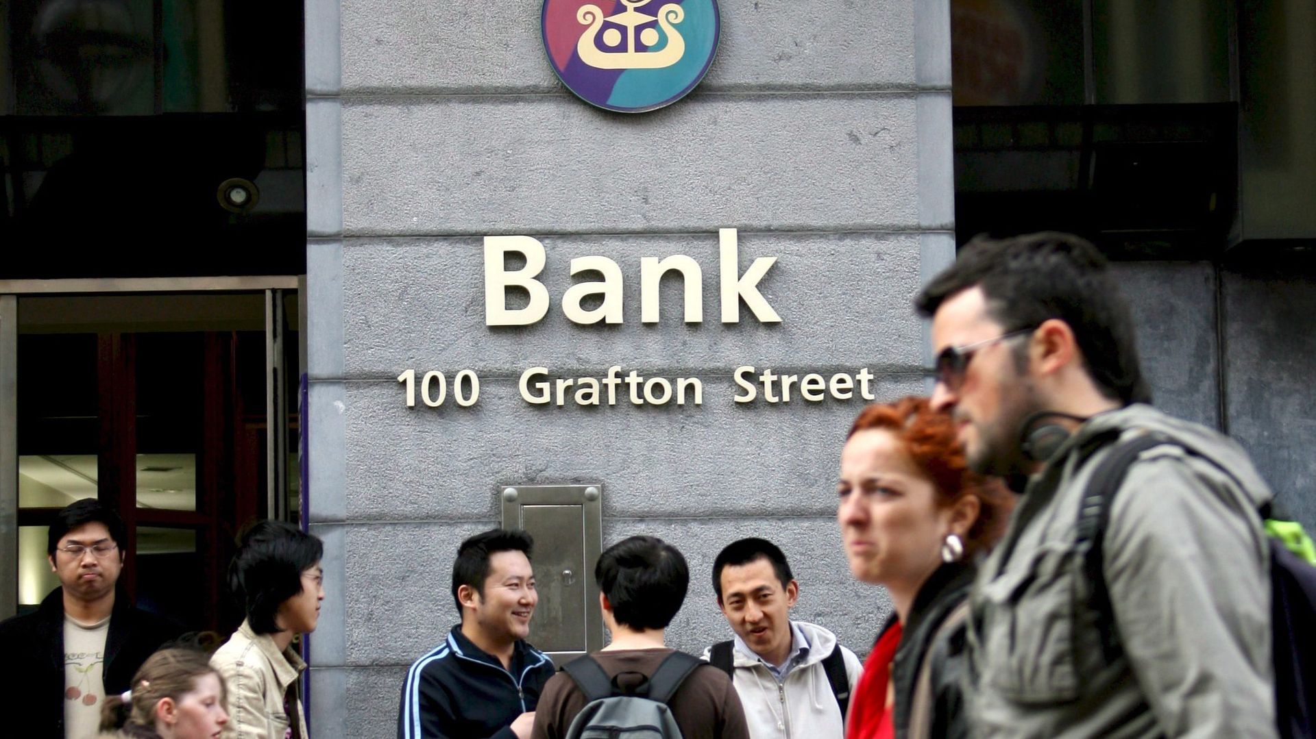 Irlande: l'ex-patron de la banque AIB a reçu un parachute doré - RTBF Actus