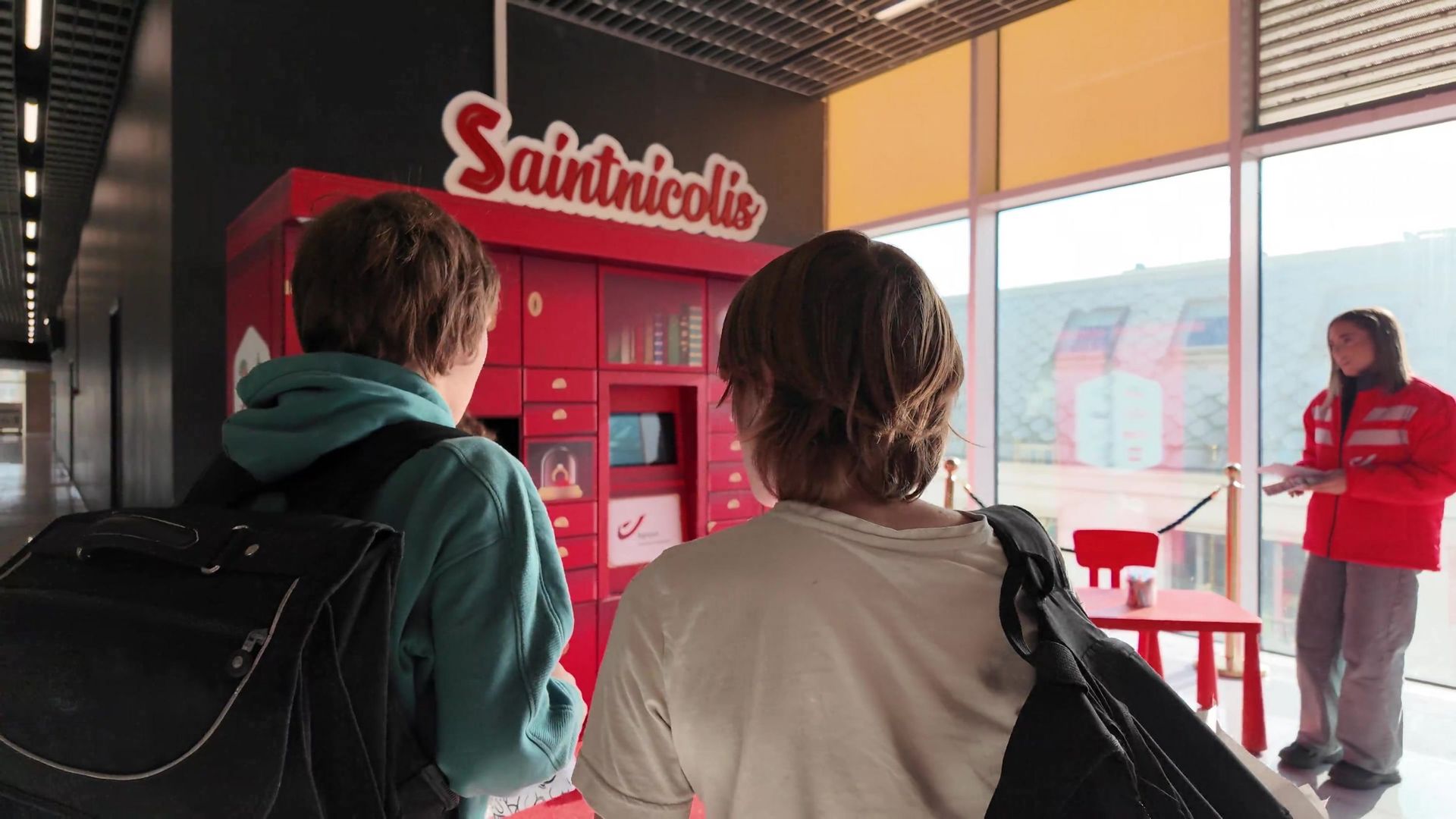 Un distributeur de colis bpost pour envoyer sa lettre à Saint-Nicolas ...