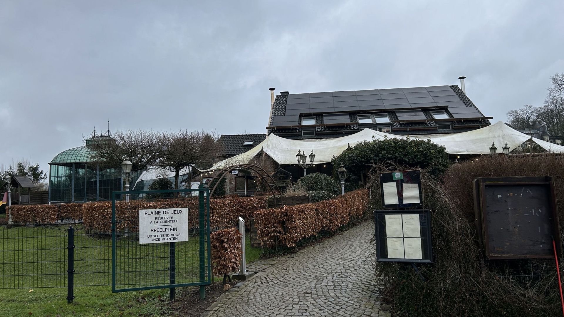 Le Jardin des Elfes ferme ses portes au bord du lac de Warfaaz - RTBF Actus