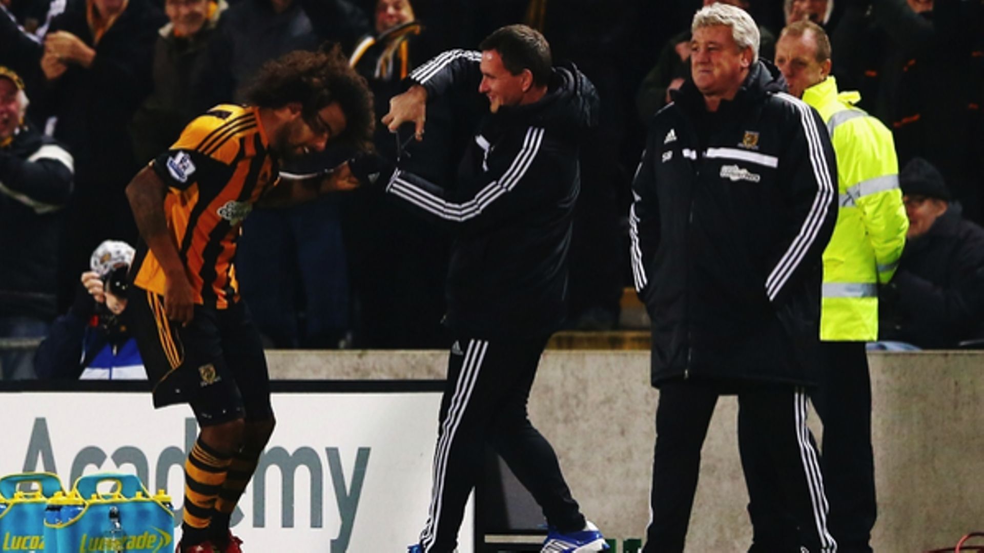 Huddlestone se coupe les cheveux en plein match - RTBF Actus