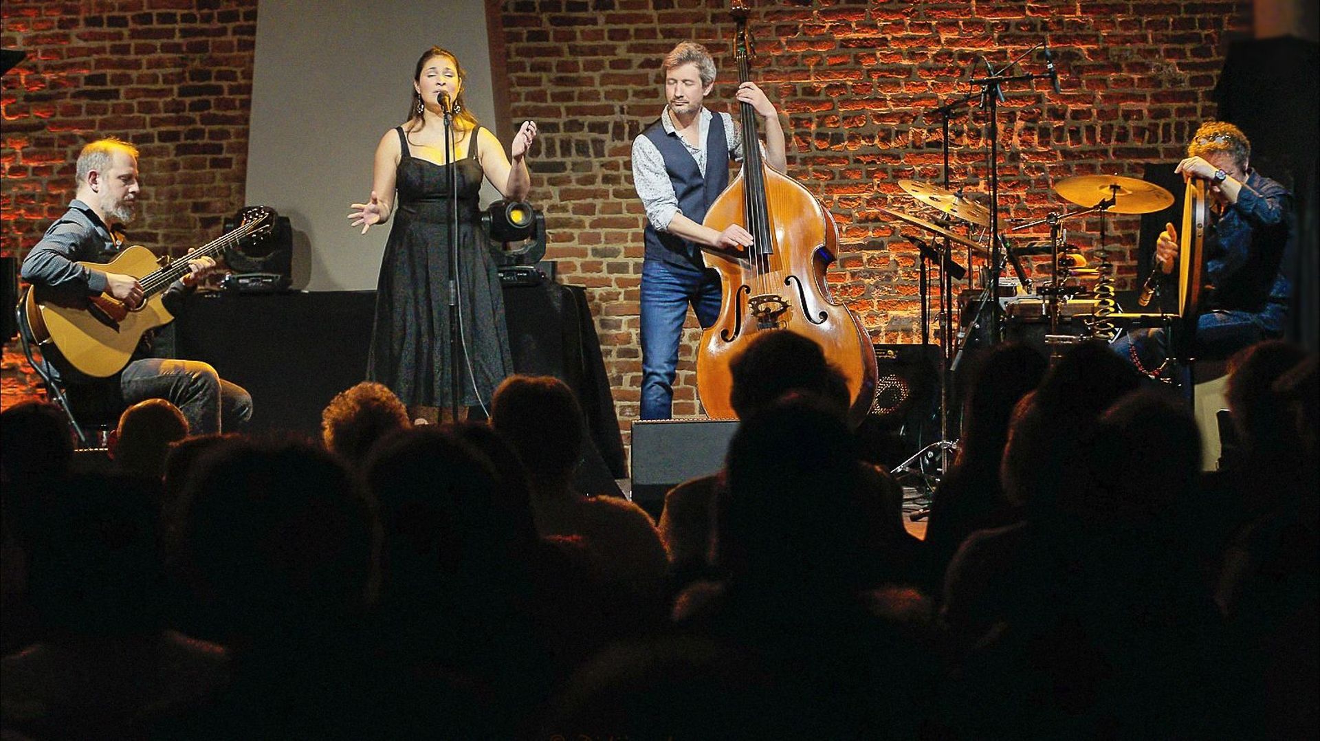 LIVE | Raios et ses sonorités chaleureuses en public au Rideau Rouge de ...