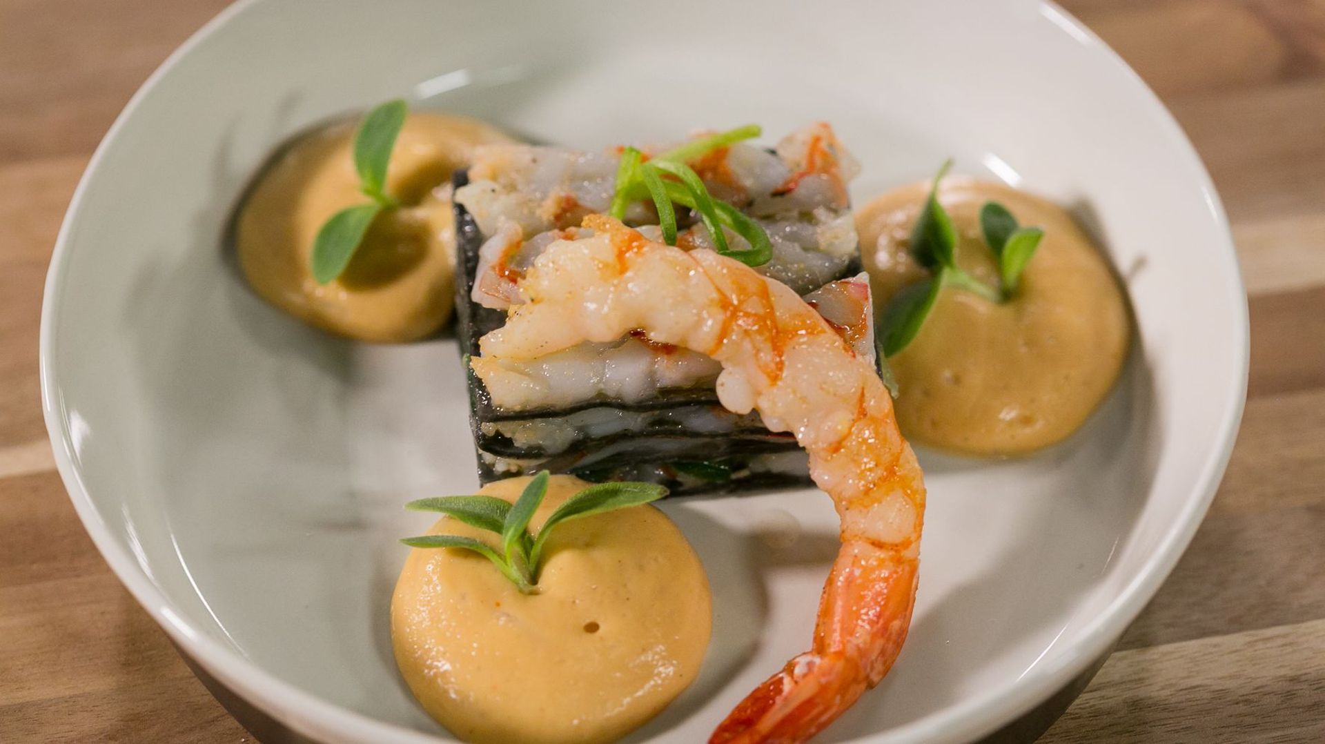 TUTO : lasagne à l'encre de seiche et crevettes nobashi - RTBF Actus