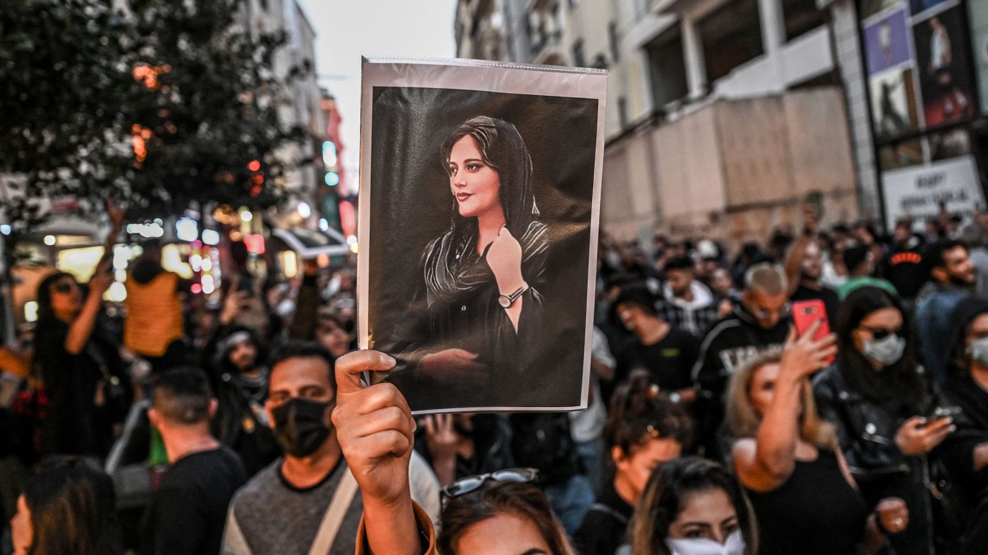 Iran : le courage de Ahou Daryaei, en sous-vêtements pour protester ...