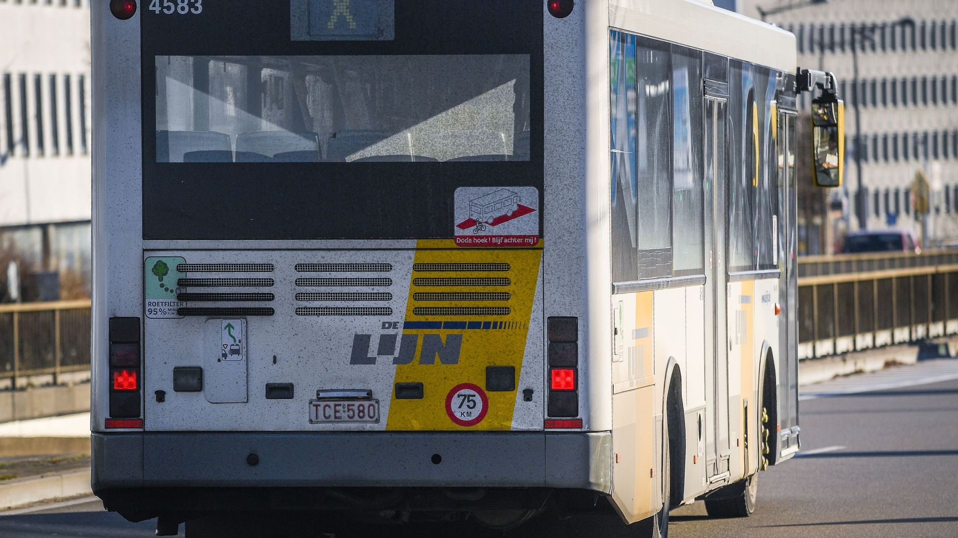 Trois agents de De Lijn légèrement blessés lors d'un contrôle qui tourne mal à Anvers - RTBF Actus