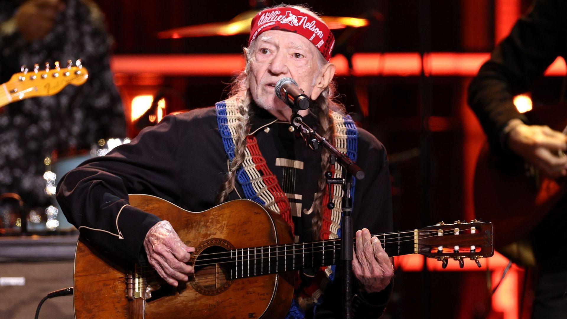 Steve Perry et Willie Nelson revisitent un classique de Journey pour la ...