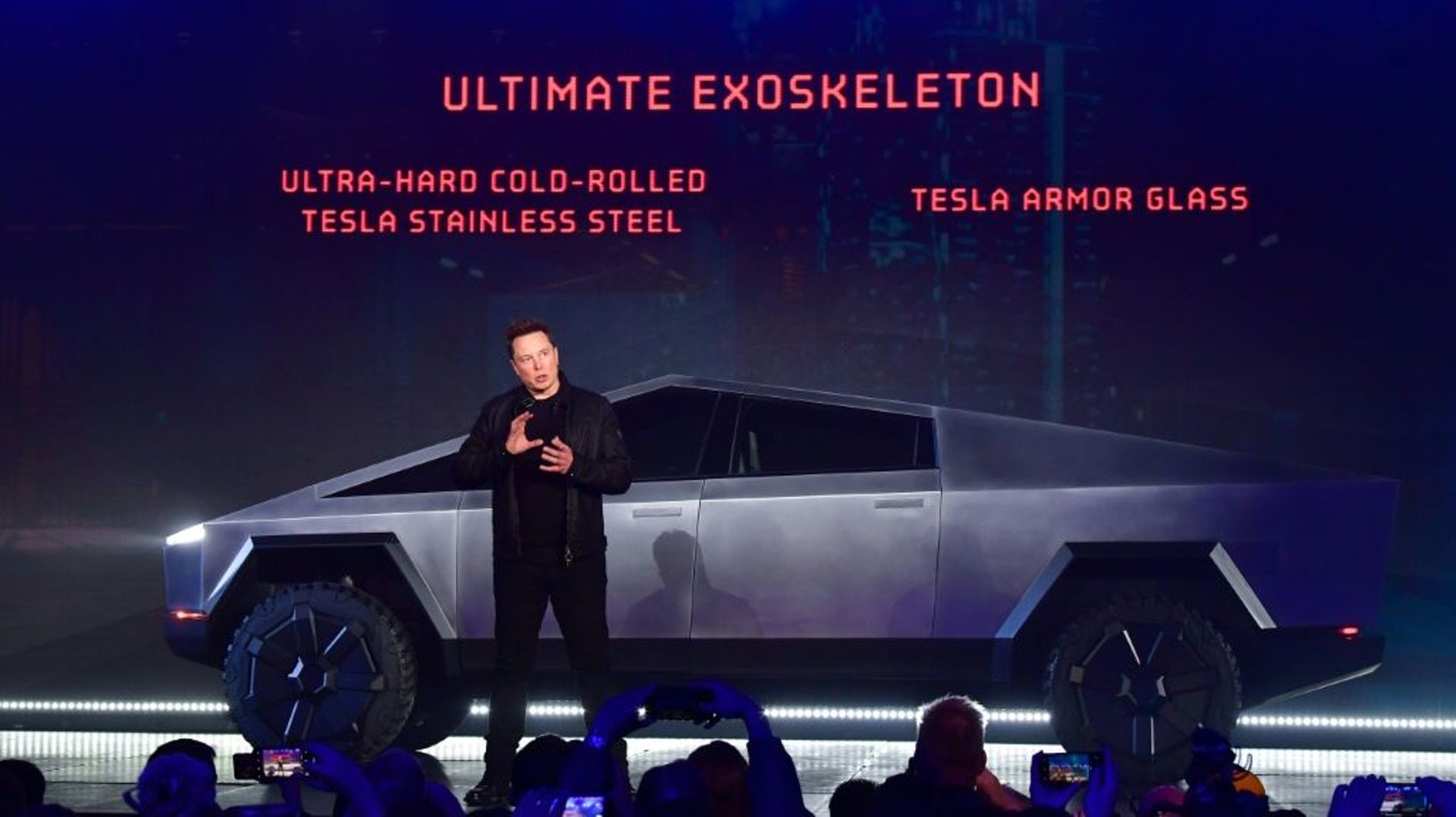 Elon Musk présente le 'cybertruck', futur pick-up électrique de Tesla ...