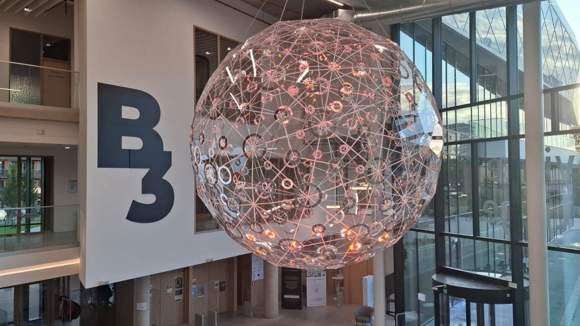 'Ciel intérieur', la sculpture monumentale qui illumine le B3 - RTBF Actus