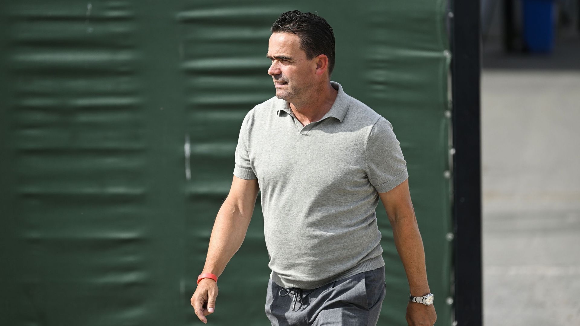 Marc Overmars, directeur technique de l’Antwerp, suspendu un an aux ...