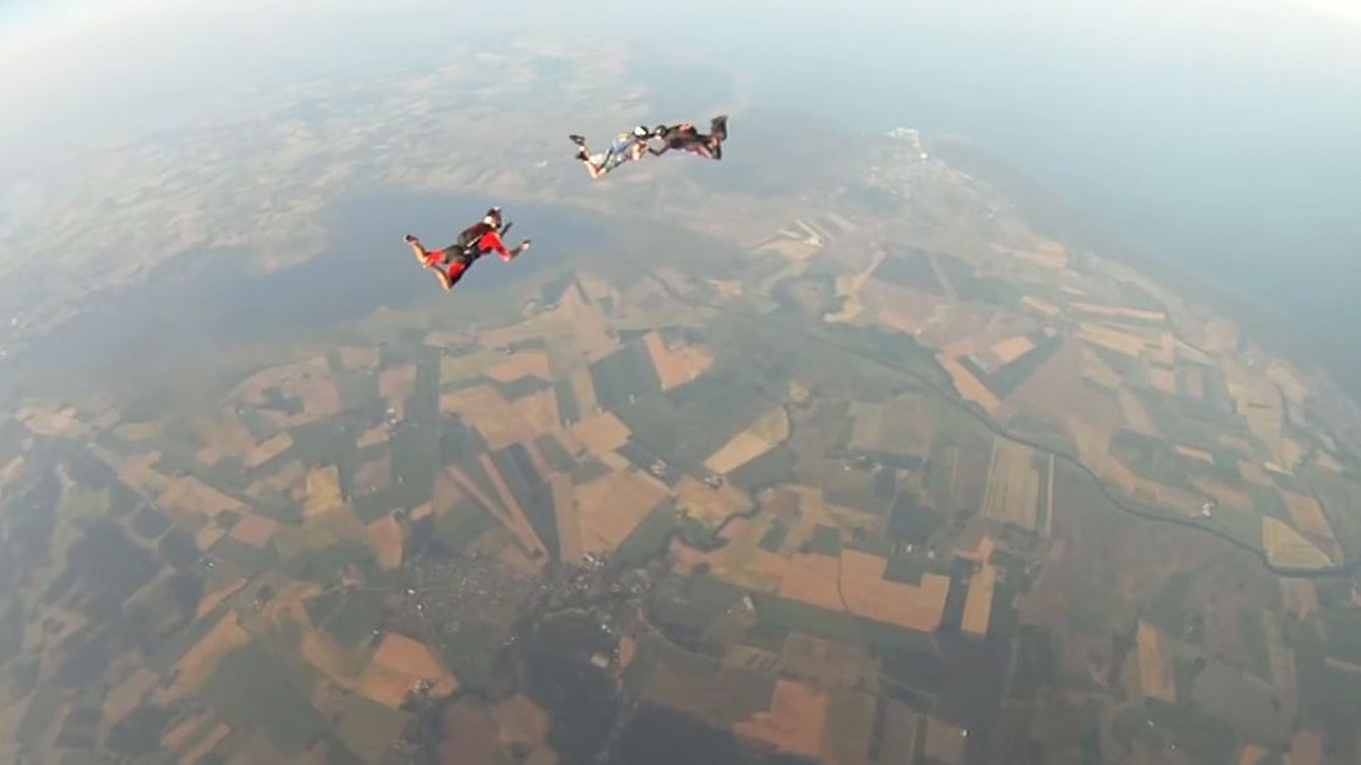 Pendant un saut en parachute, la GoPro se détache: vidéo intégrale (et ...
